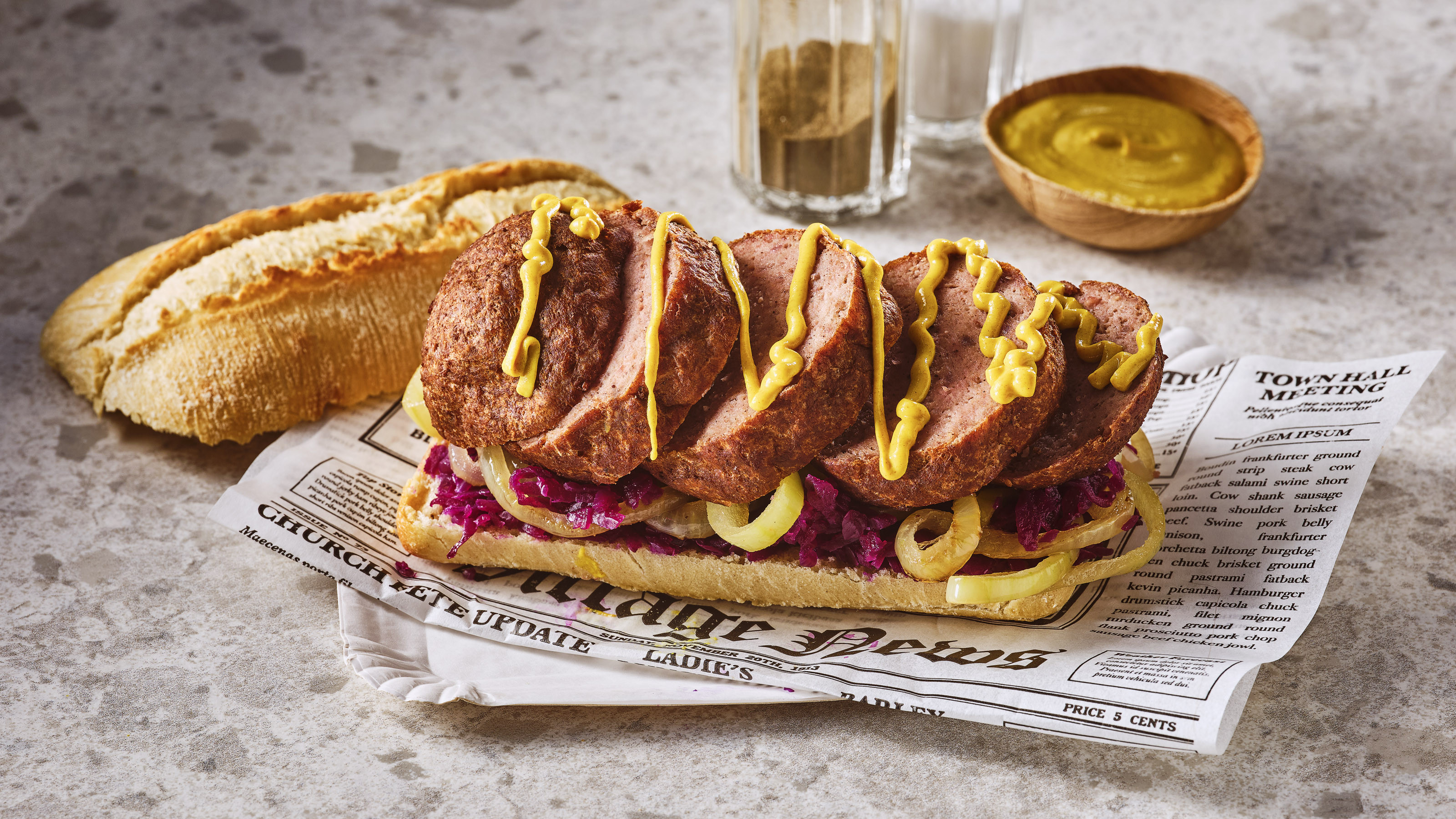 Broodje Bal Met Augurk Piccalilly En Rodekoolsalade - amarello